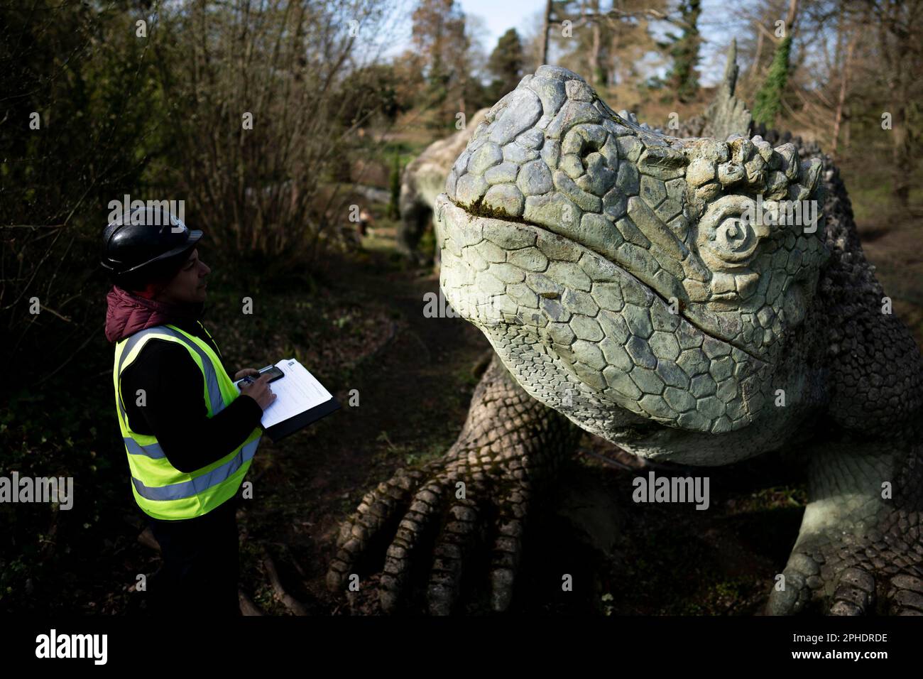 Der Konservator Pedro Jimenez beteiligt sich an den Naturschutzarbeiten ...