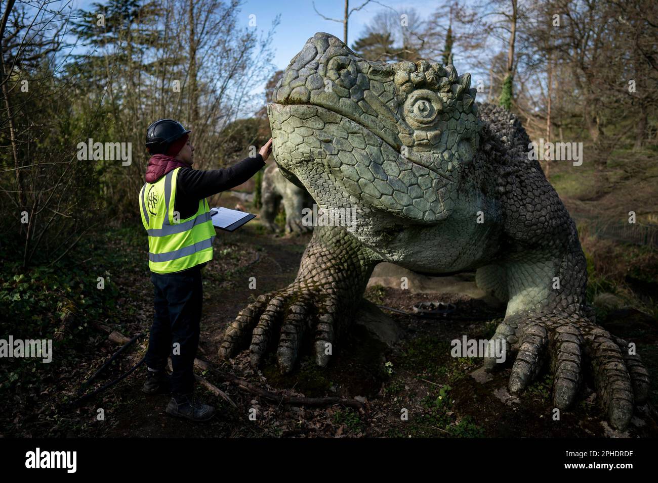 Der Konservator Pedro Jimenez beteiligt sich an den Naturschutzarbeiten ...