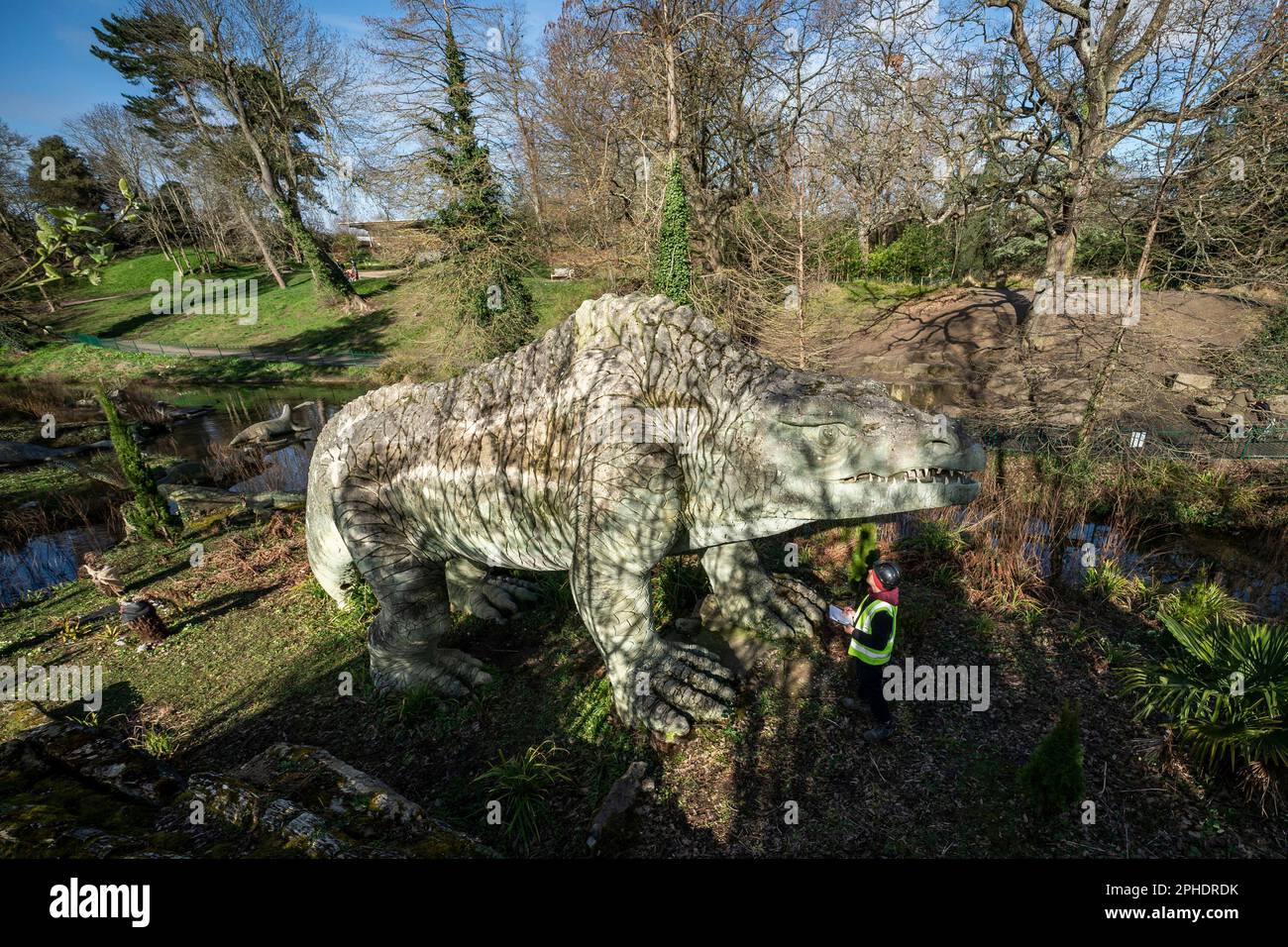 Der Konservator Pedro Jimenez beteiligt sich an den Naturschutzarbeiten ...