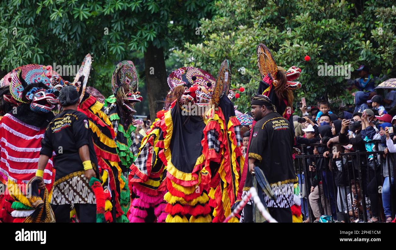 Die Aufführung des 1000 Barong-Tanzes. Barong ist einer der ... Die Aufführung des 1000 Barong-Tanzes. Barong ist einer der ...