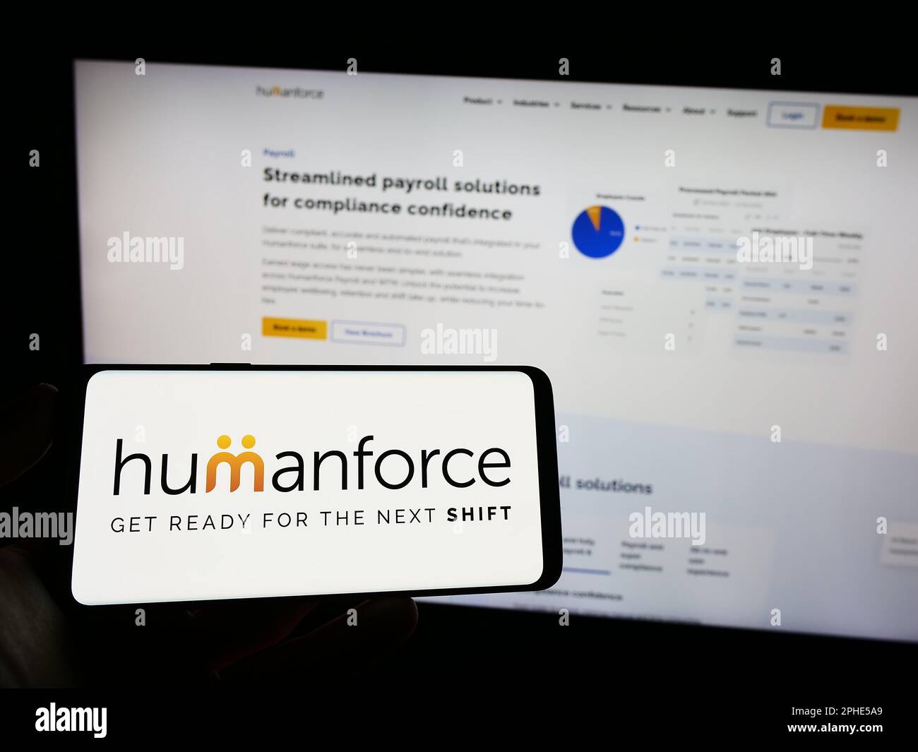 Person, die ein Mobiltelefon mit dem Logo des australischen Softwareunternehmens Humanforce auf ...
