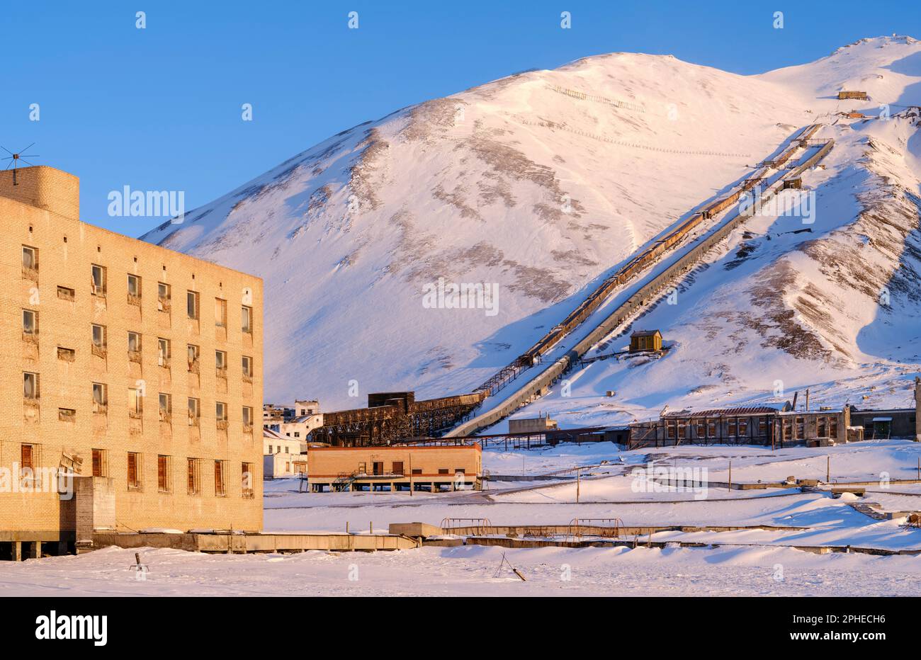 Überdachter Zugang zur Mine, einmal mit einer Eisenbahn. Pyramiden ...