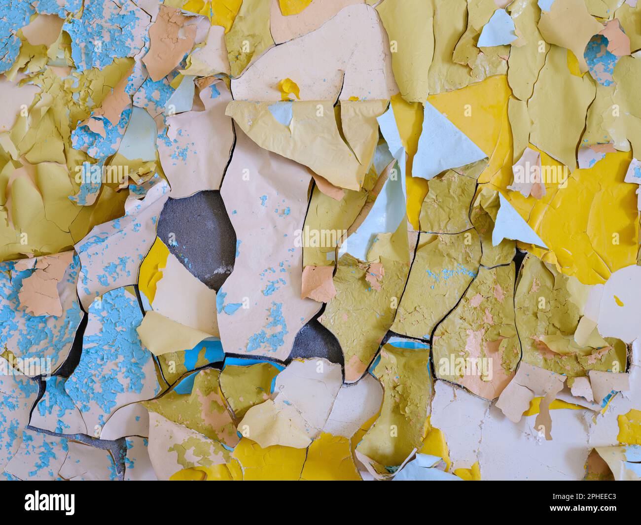 Alte Farbe an einer Wand in der ehemaligen Küche. Pyramiden, verlassene ...