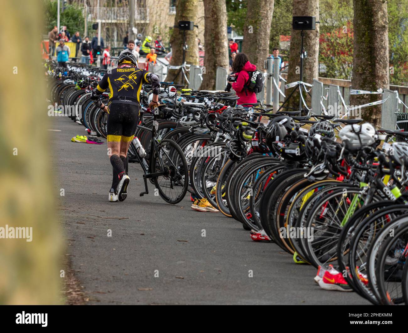 Caen, Frankreich 2023. Triathlon-Wettkampf in Caen, Fahrräder ...