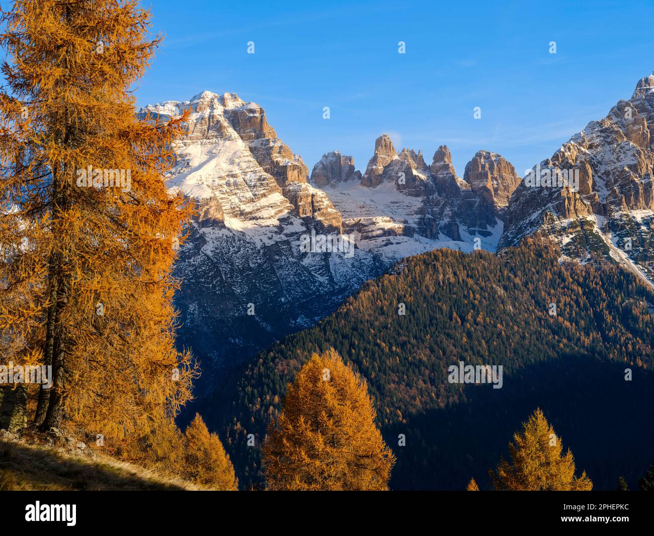 Cima Brenta und Cima Tosa. Blick auf die Dolomiti di Brenta vom Val ...