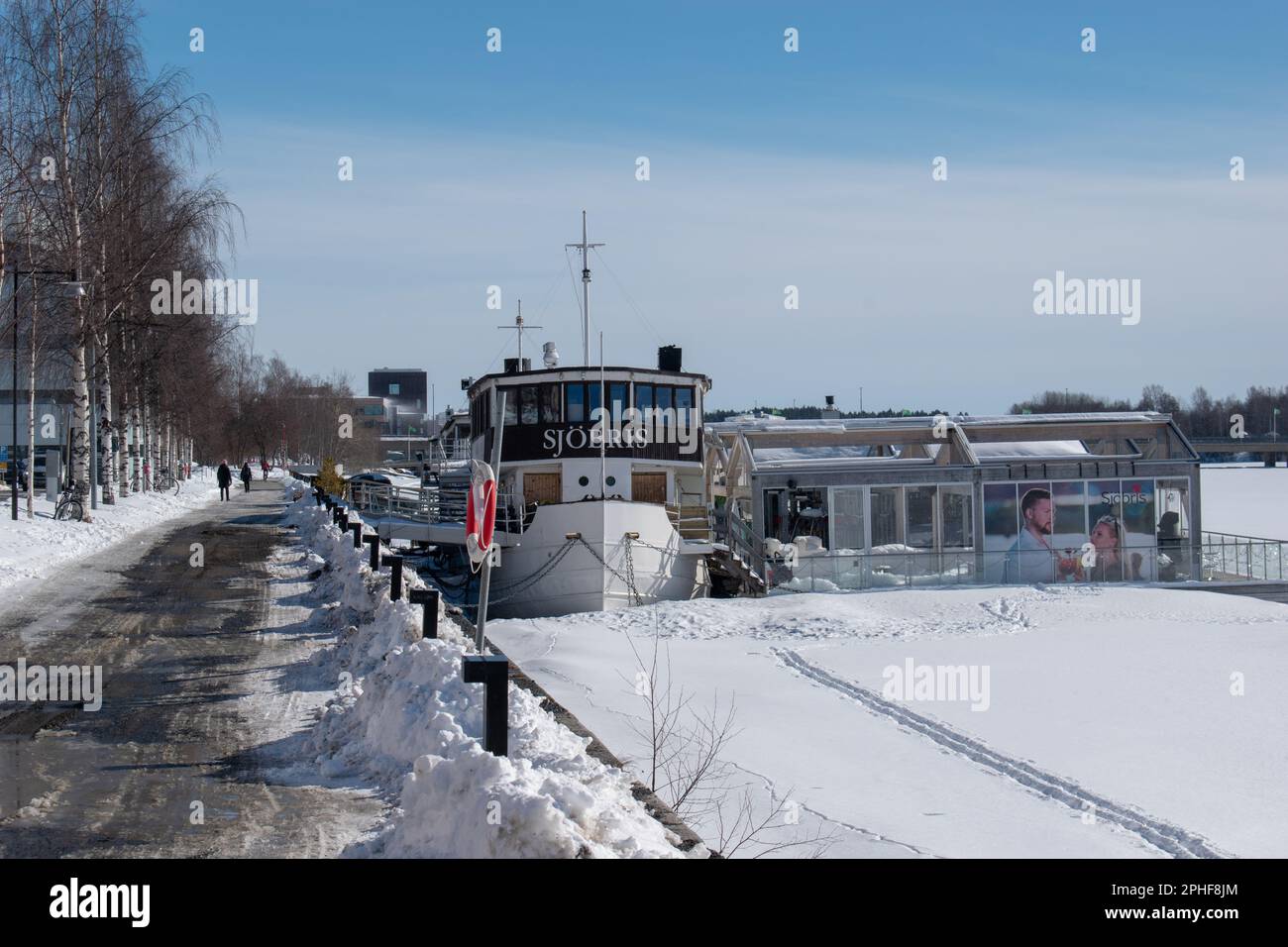 Umea, schweden, 26. MÄRZ 2023. Sonniger Wintertag am Umea River ...
