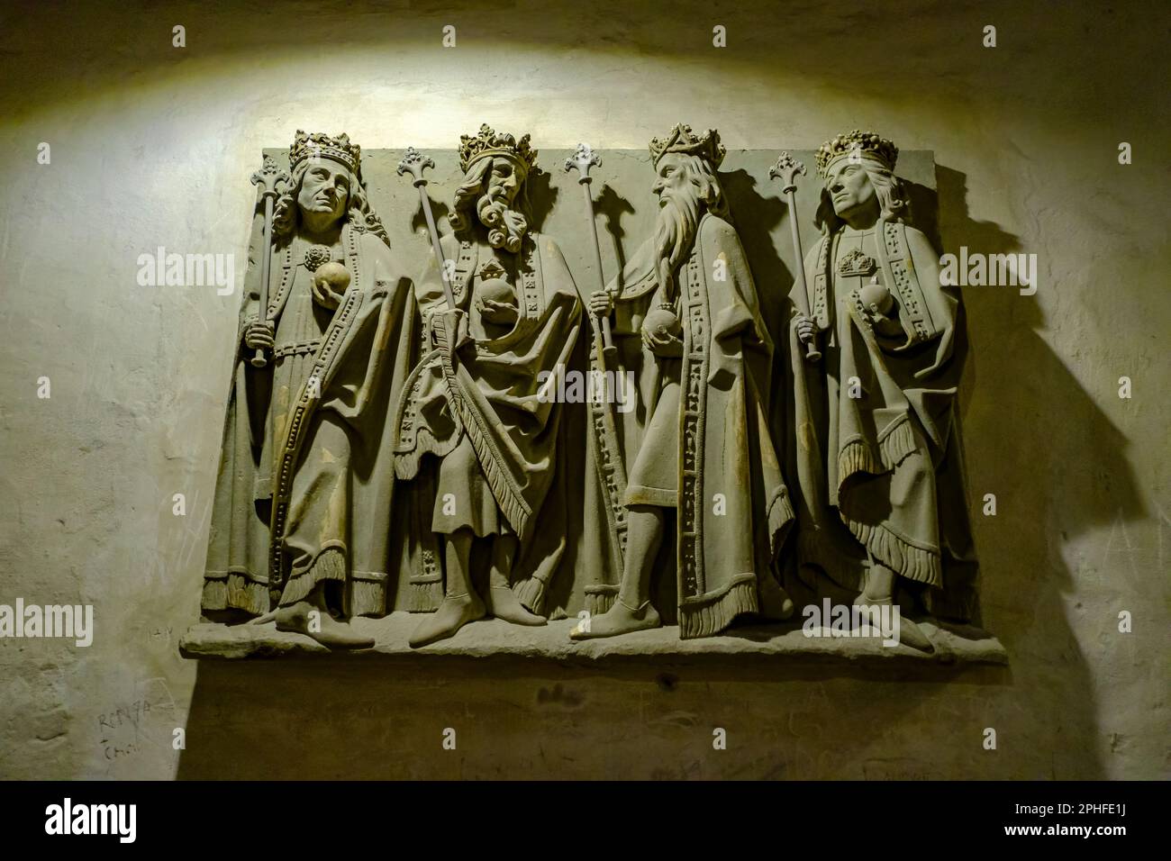 Relief von Kaisern und Königen, bestattet in der Krypta des Kaiserdoms ...