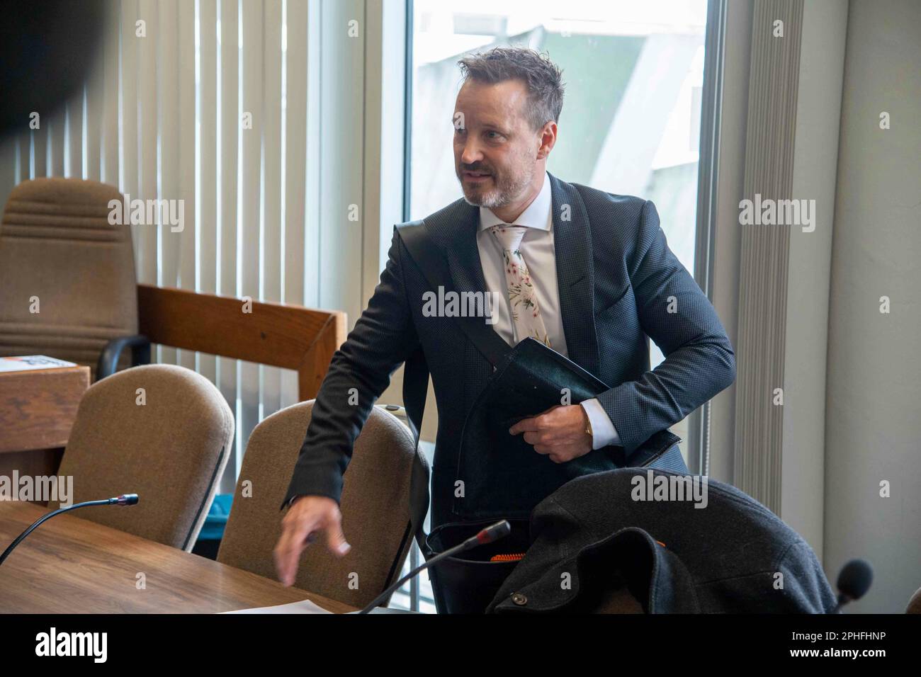 Anwalt der Anwaltskanzlei Hoecker, Vertreter von Kardianl Woelki ...