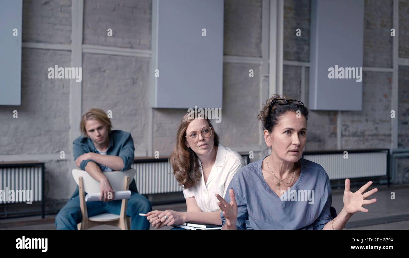 MAGNUS MARIUSON, NICOLA HEIM und MARIE-LOU SELLEM in KNOCHEN UND NAMEN ...