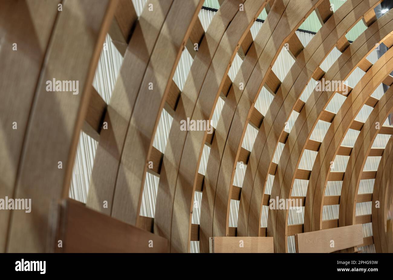 Das Interieur der gebogenen diagonalen Linien besteht aus Holz ...