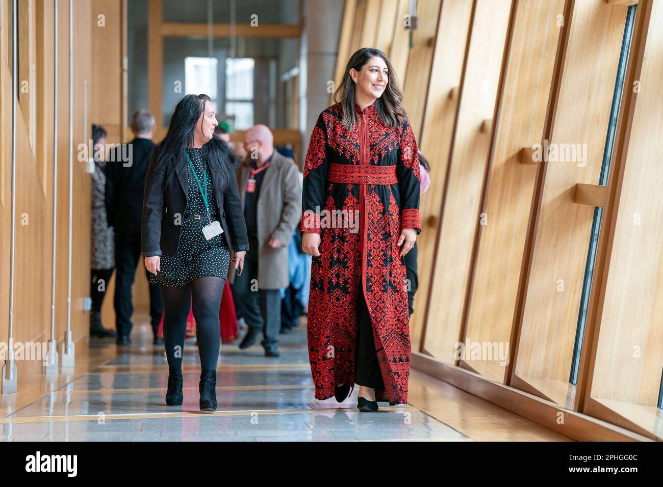 Nadia El-Nakla, Ehefrau von Humza Yousaf, trifft in der Hauptkammer ein, um für den neuen Ersten ...