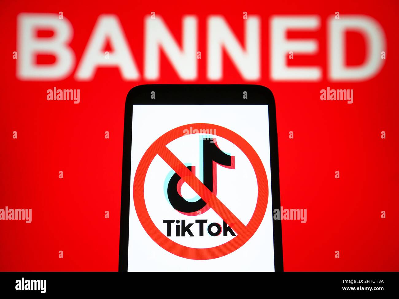 In dieser Fotoabbildung ist ein durchgestrichenes TikTok-Logo auf einem ...