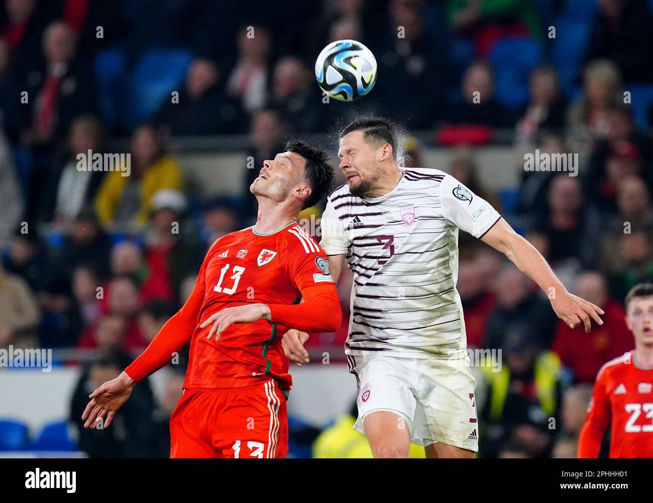 Kieffer Moore von Wales (links) und Marcis Oss von Lettland kämpfen um ...