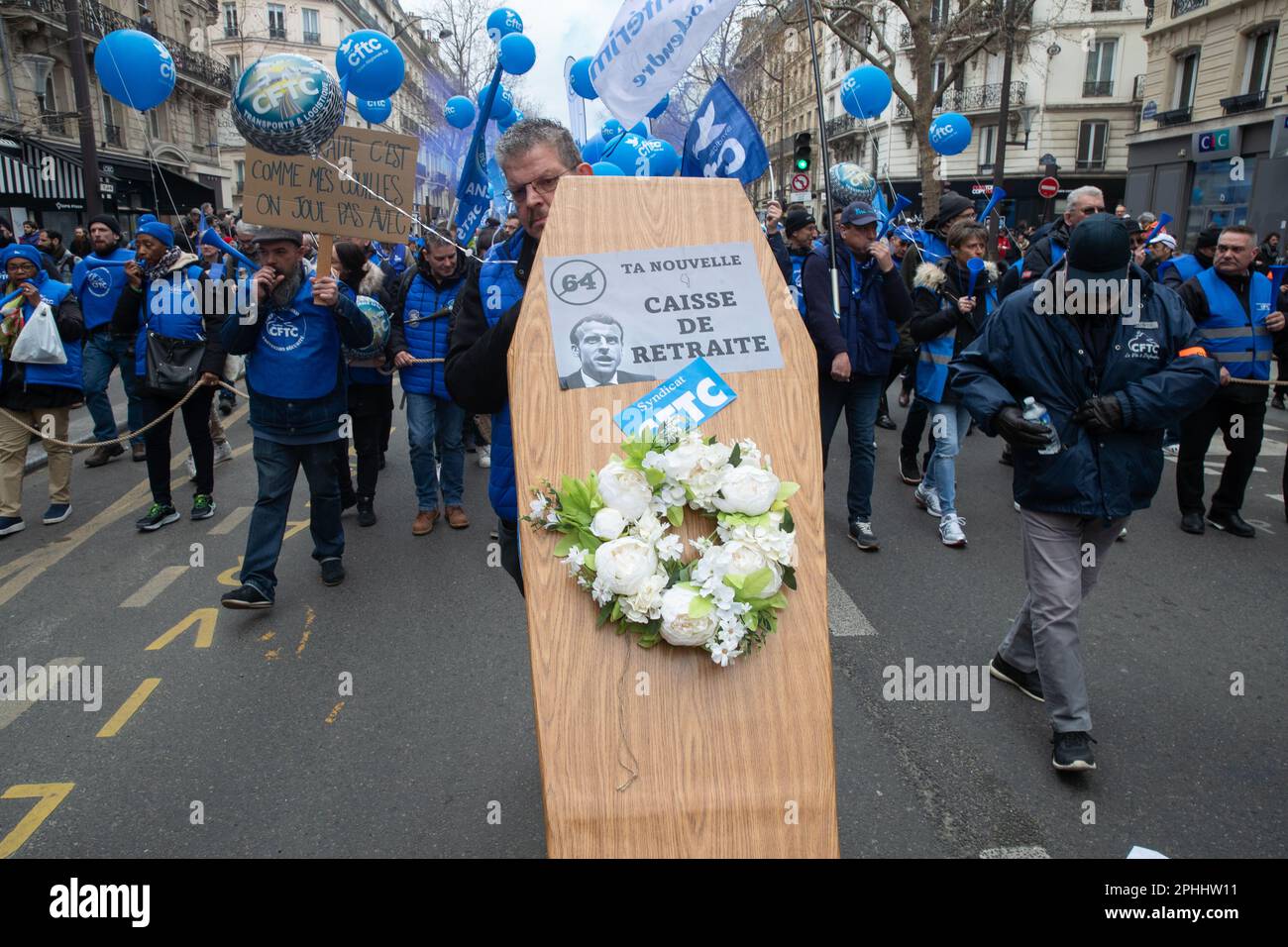PARIS, Frankreich. 28. März 2023. Massendemonstrationen in Paris über ... PARIS, Frankreich. 28. März 2023. Massendemonstrationen in Paris über ...