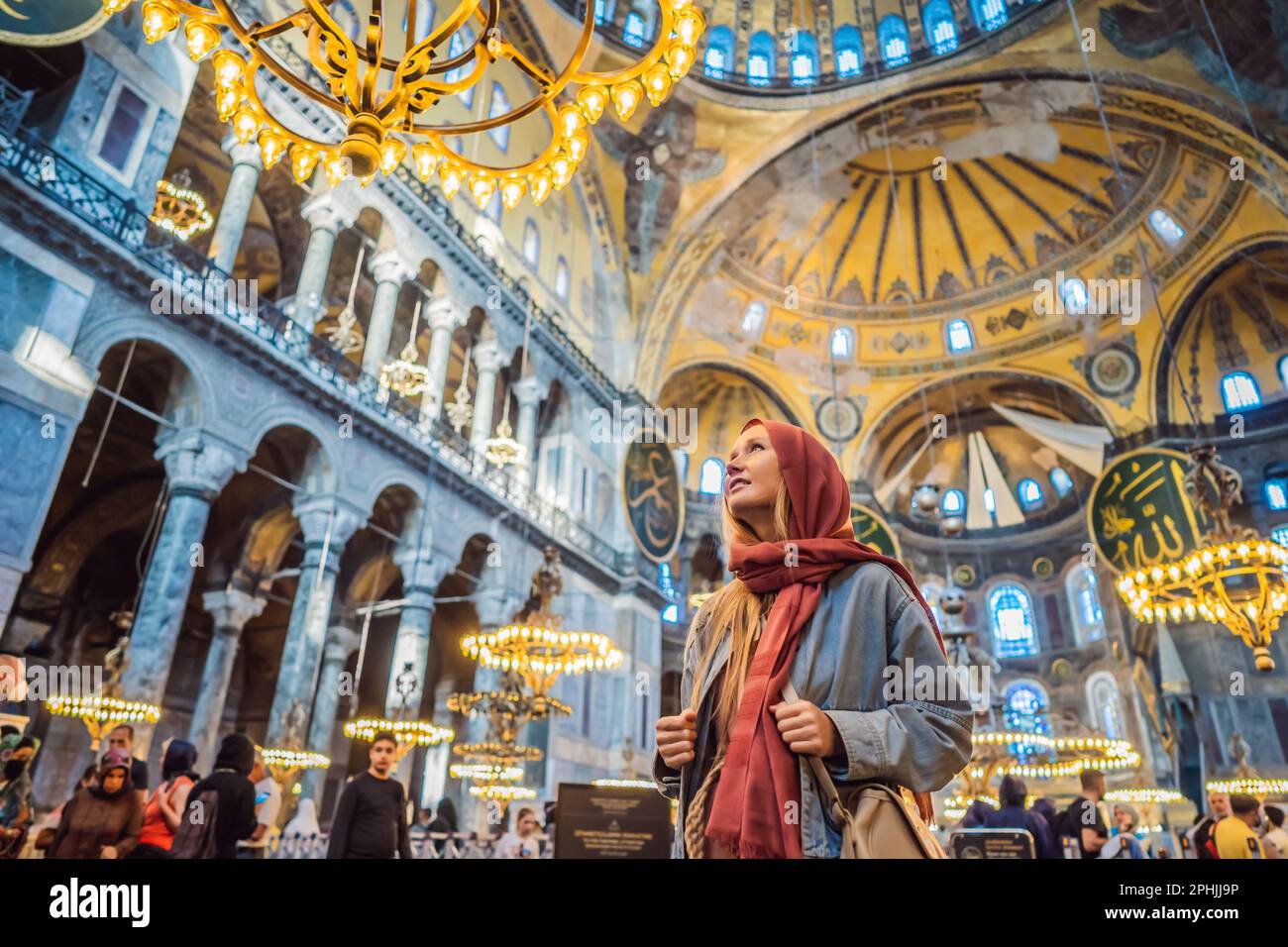 Weibliche Touristen, die die Hagia Sofia, das Innere von Ayasofya in ...