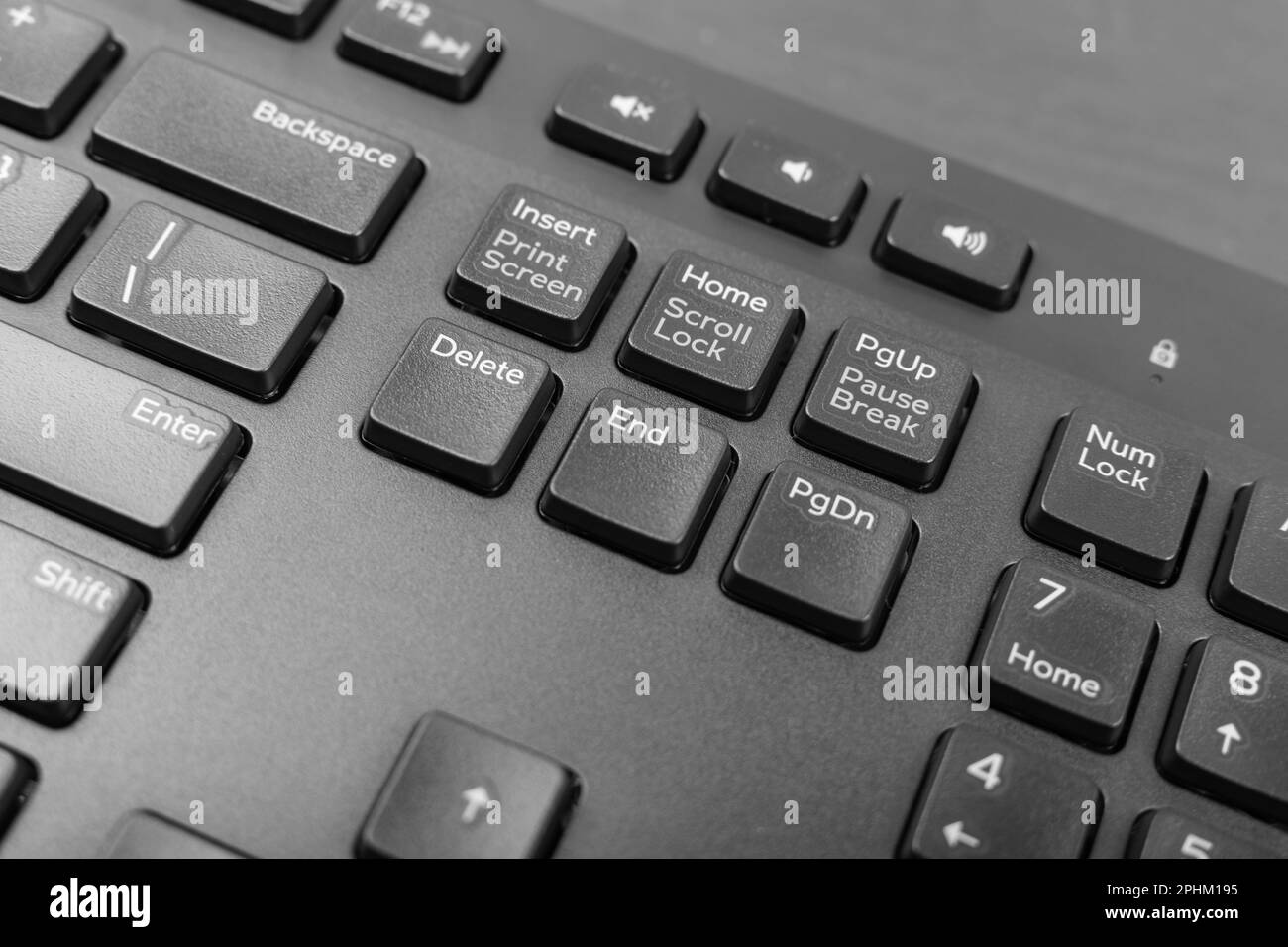 Schwarze Tastaturtasten im Nahbereich. Makroaufnahme der Taste ...