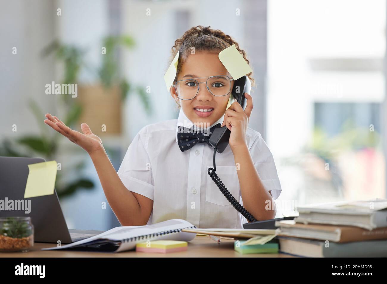 Porträt, verwirrt und Mädchen als Geschäftsmann, Telefon und Stress am ...