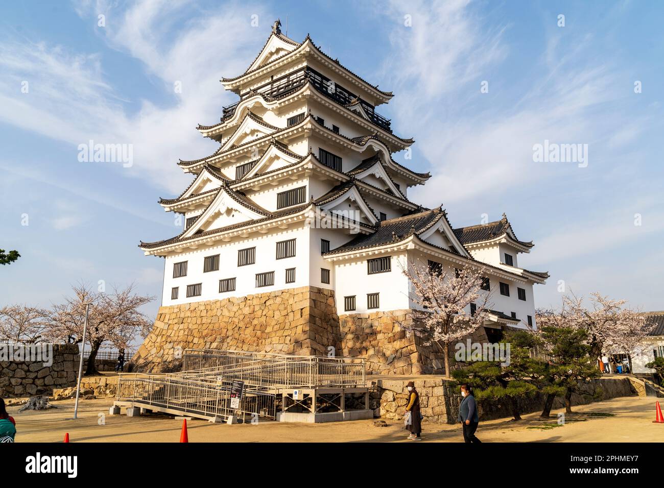 Japanisches Schloss, Fukuyama, in hellem Sonnenschein mit Kirschblüten ...