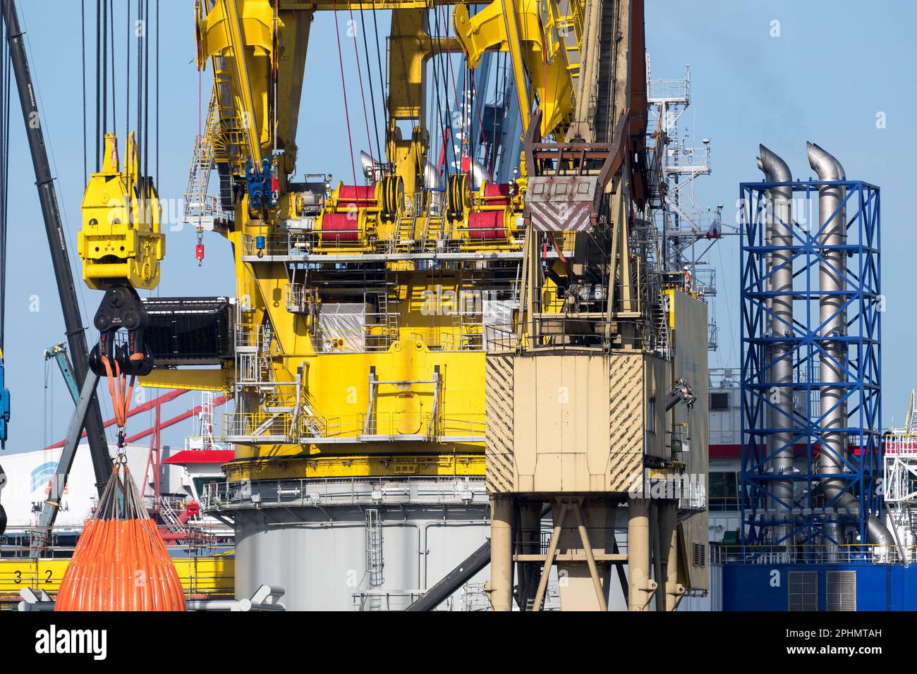 Danzig, Polen. 21. März 2023 Remontowa Werft in Danzig. das Offshore-Kranschiff Les Alizes, das ...
