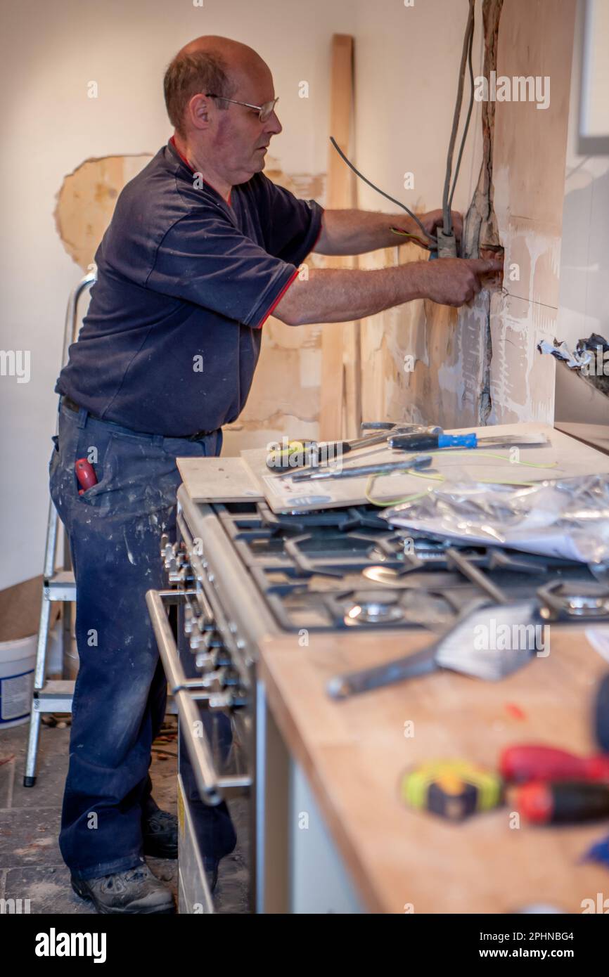 Kücheninstallateure: Elektrische Installation. Ein Elektriker, der ...