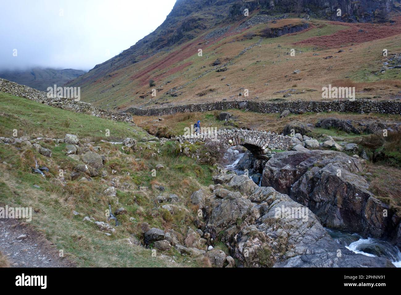 Ein Mann, der über die Stockley Packhorse Bridge auf der Route nach ...