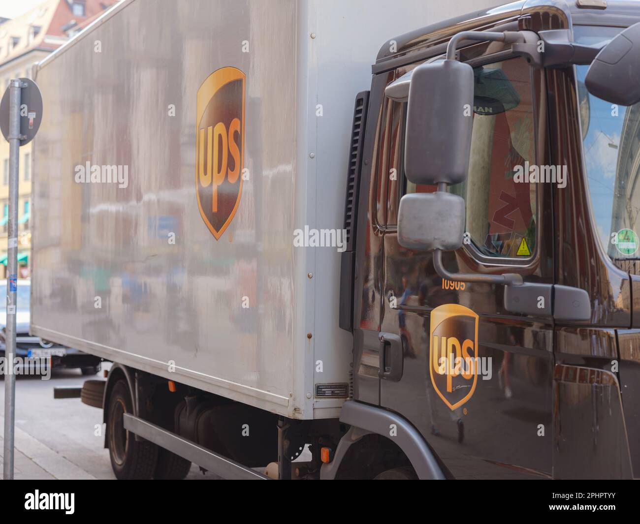 München, Deutschland - 5. August 2022 : UPS van Delivery Päckchen ...