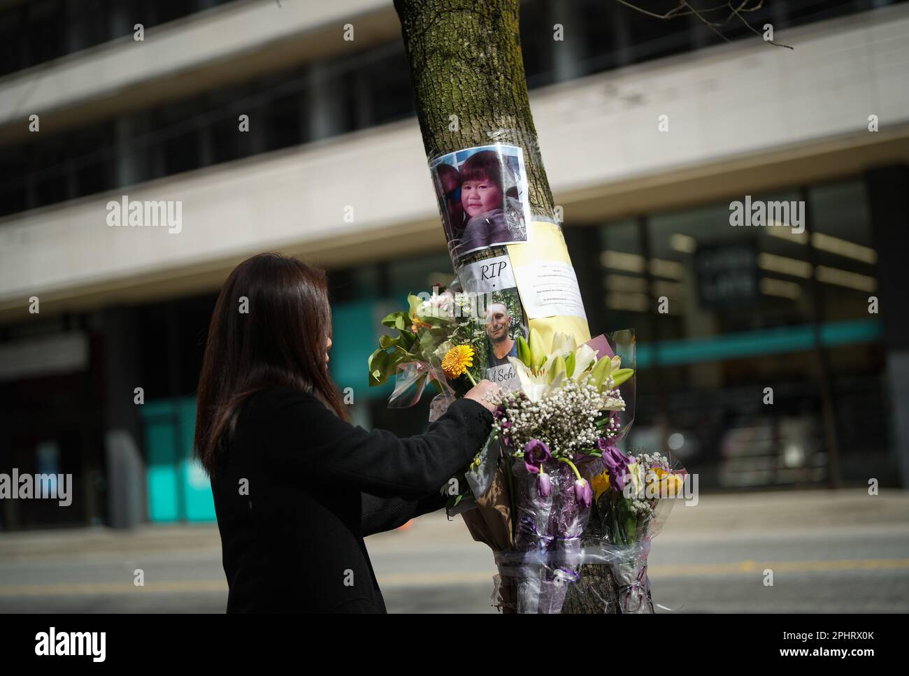 Vancouver, Kanada. 29. März 2023. Eine Frau legt eine Blume an einem ...