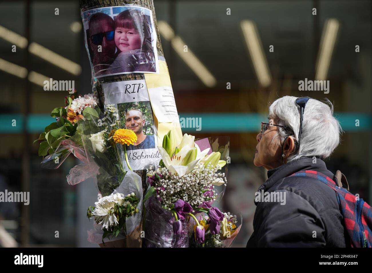 Vancouver, Kanada. 29. März 2023. Eine Frau hält an einem ...