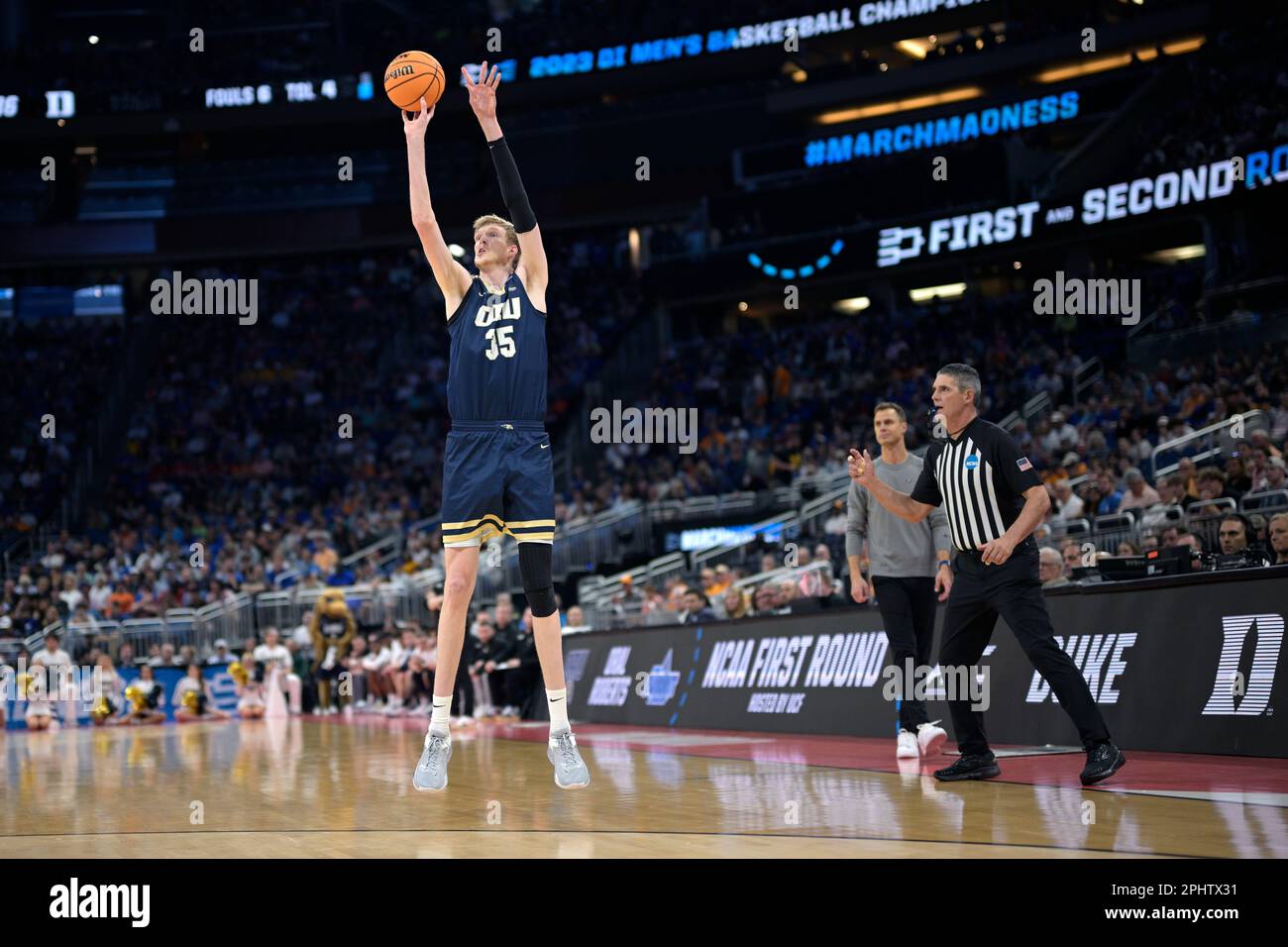 Oral Roberts forward Connor Vanover (35) shoots a 3-pointer during the ...
