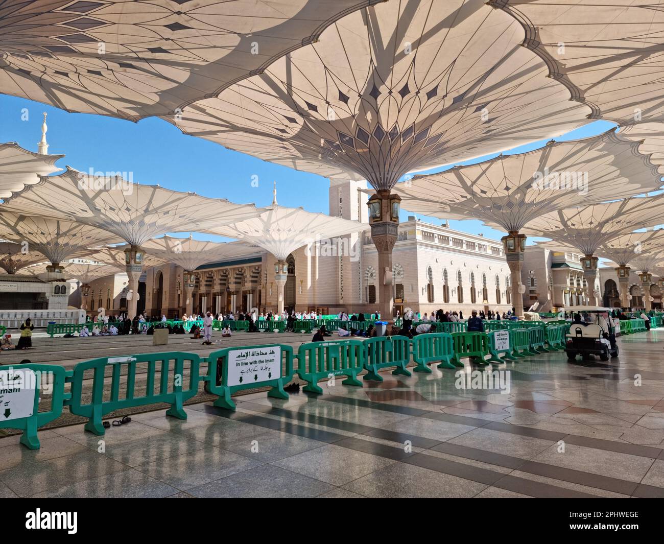 Madinah, Saudi-Arabien - 25. Februar 2023: Muslimische Pilger besuchen ...