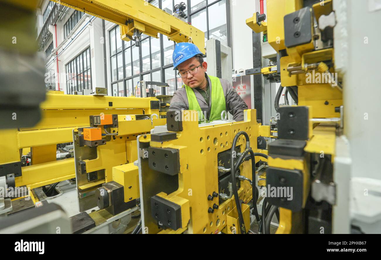 HUZHOU, CHINA – 30. MÄRZ 2023 – Workers testet die intelligente ...