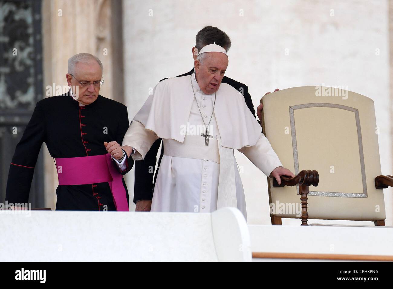 Aktenfoto - Ein gebrechlicher Papst Franziskus musste von Mons zu Füßen ...