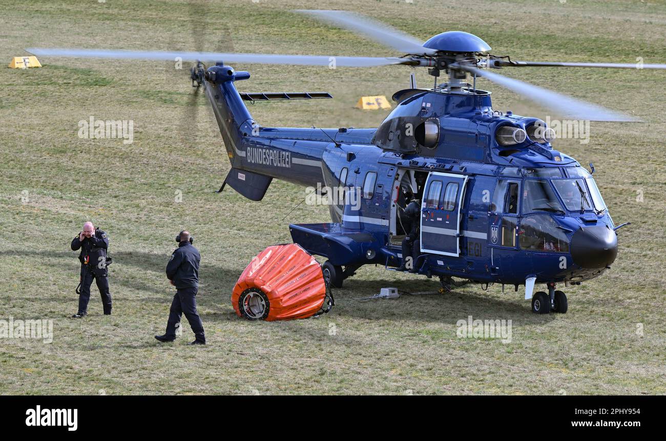 30. März 2023, Brandenburg, Müncheberg: Ein AS 332 Super Puma ...