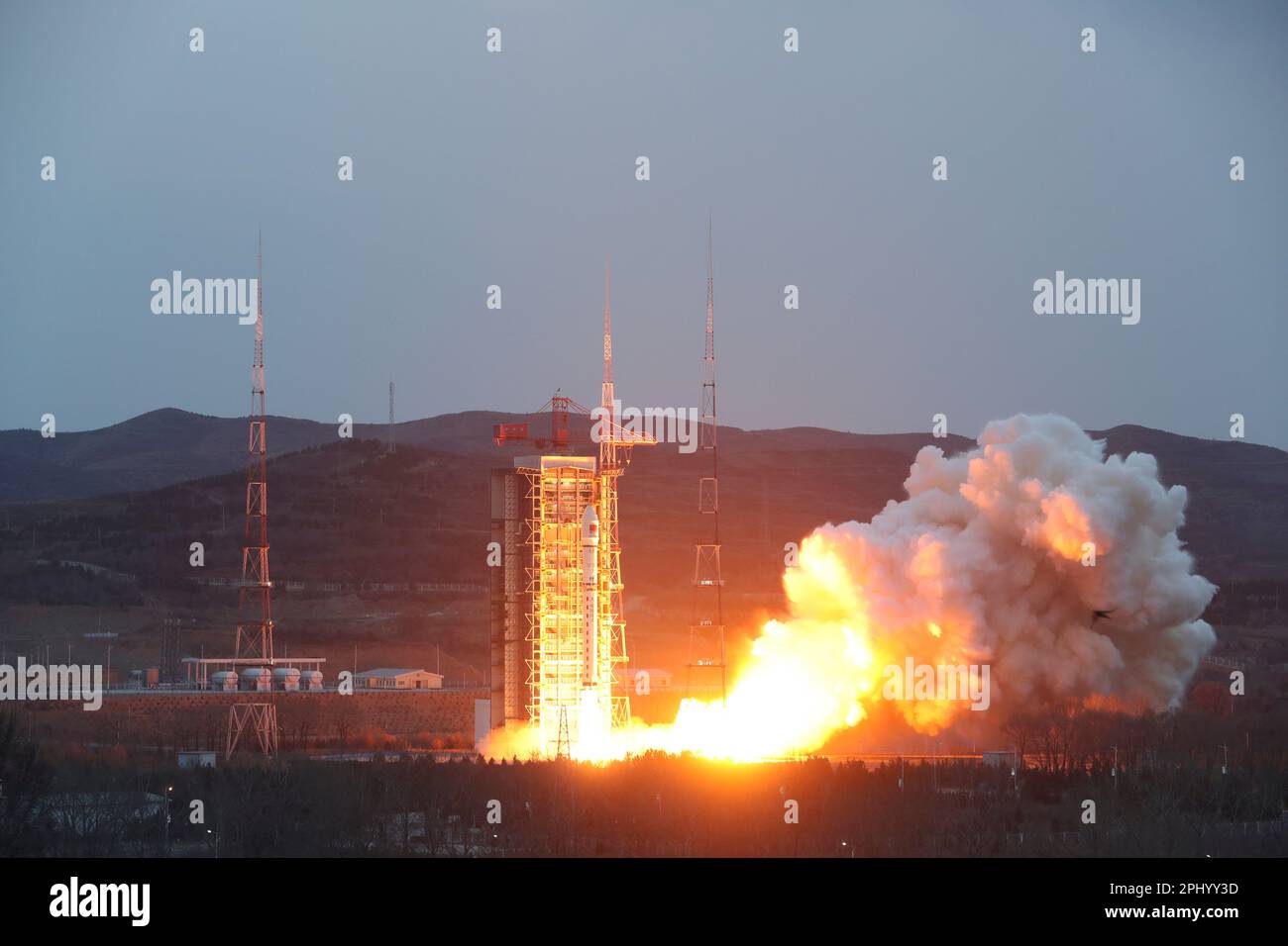 Taiyuan. 30. März 2023. Eine lange März-2D-Rakete, die Satelliten der ...