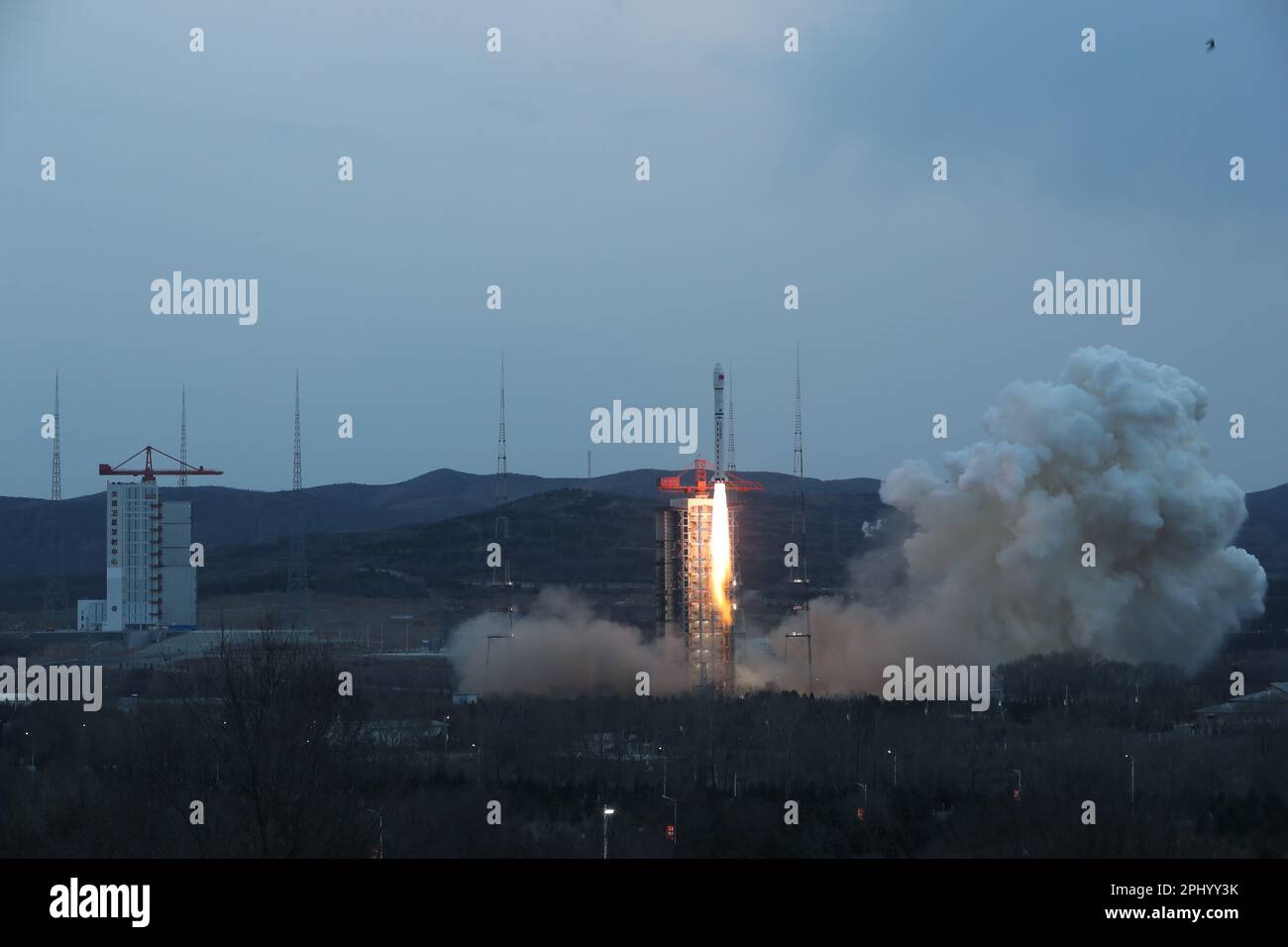 Taiyuan. 30. März 2023. Eine lange März-2D-Rakete, die Satelliten der ...