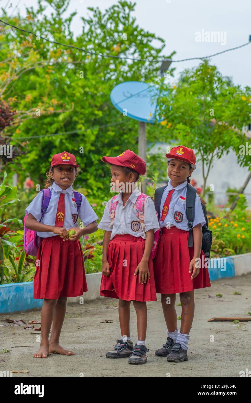 Waisai, West Papua, Indonesien - Februar 2023: Drei Kinder aus West ...