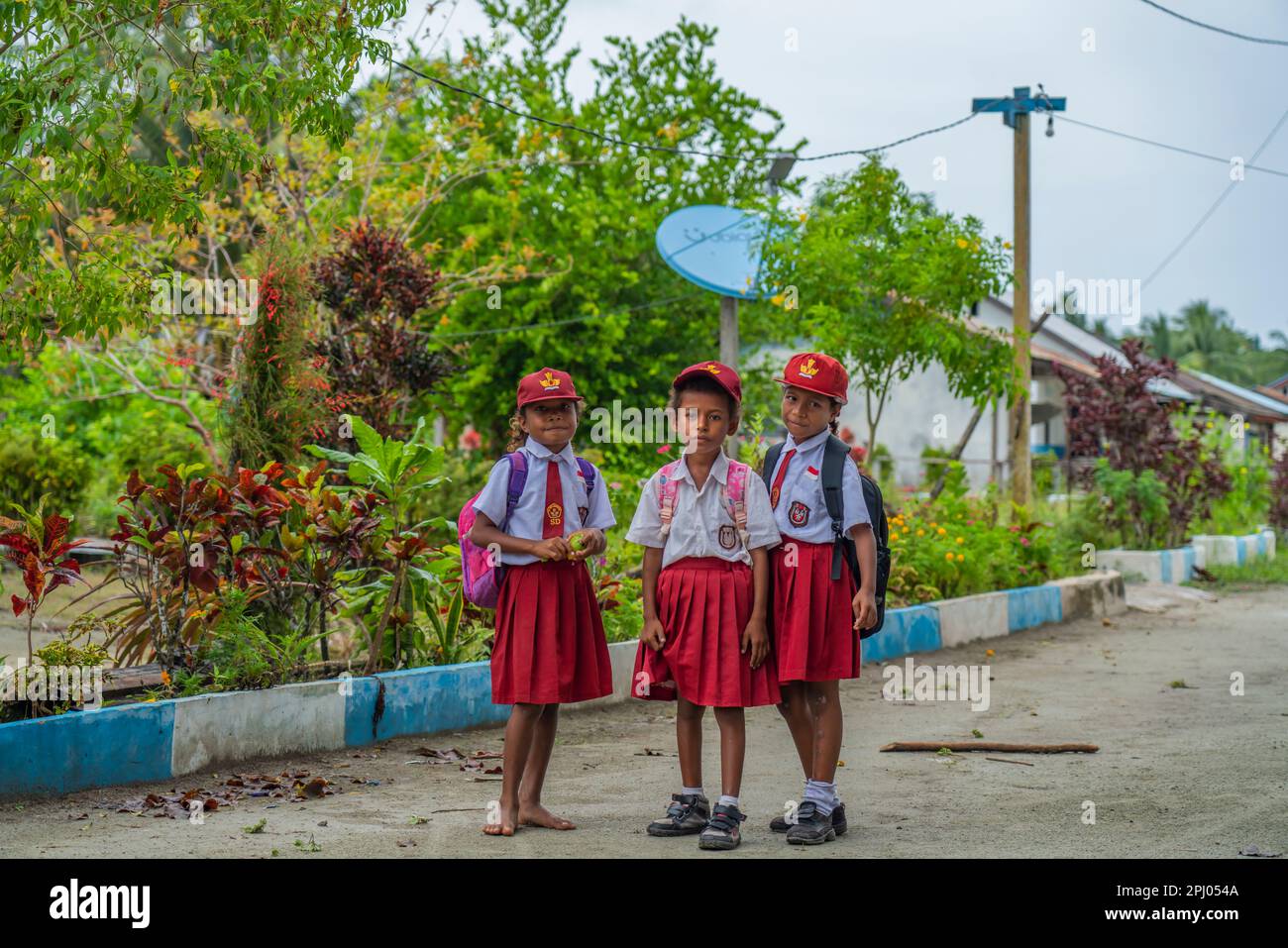 Waisai, West Papua, Indonesien - Februar 2023: Drei Kinder aus West ...