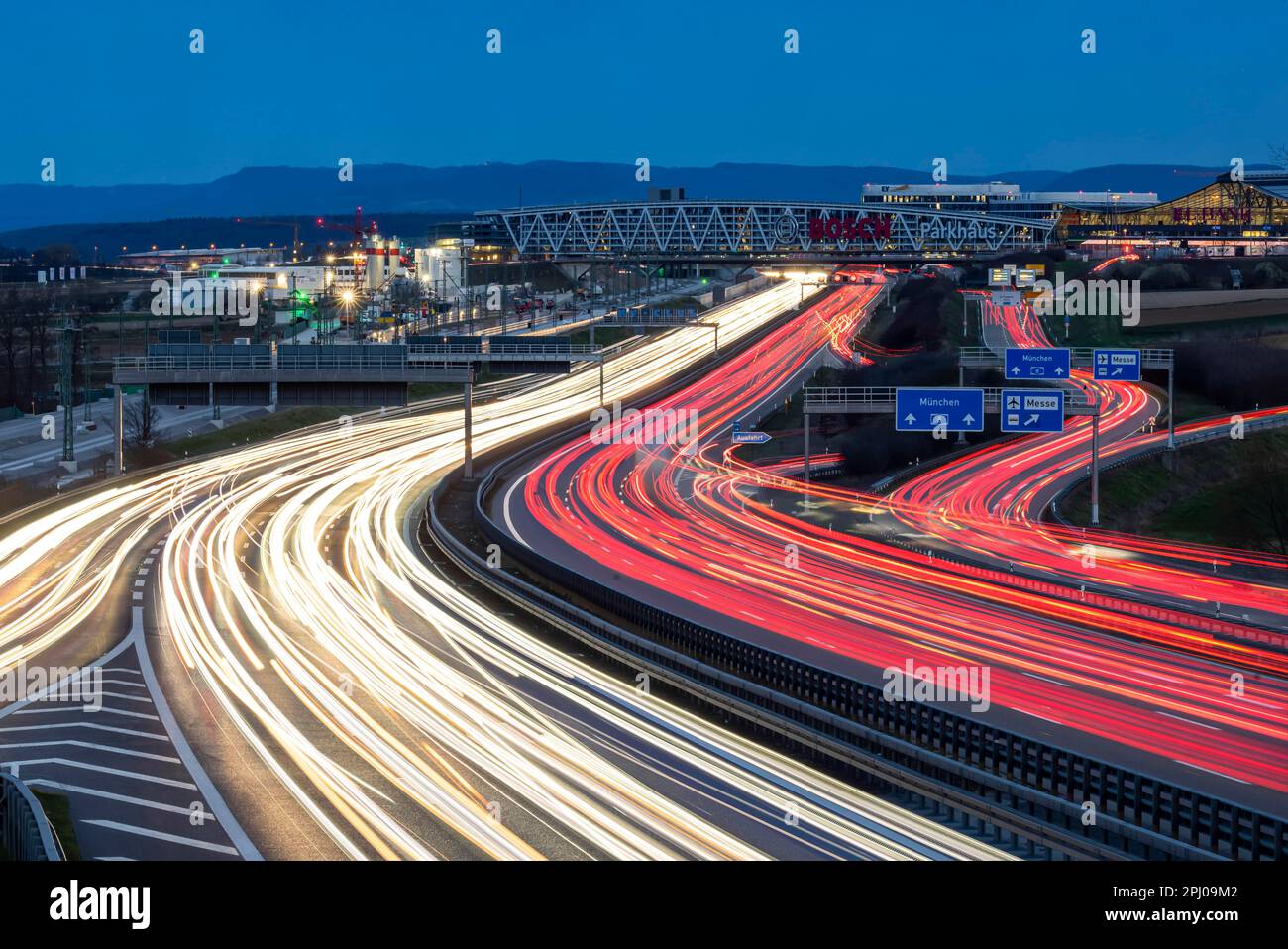 Autobahn A8 am Flughafen erstreckt sich der mehrstöckige Bosch ...