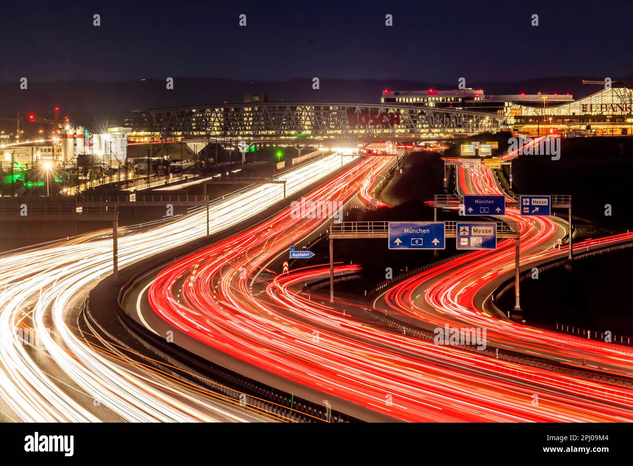 Autobahn A8 am Flughafen erstreckt sich der mehrstöckige Bosch ...