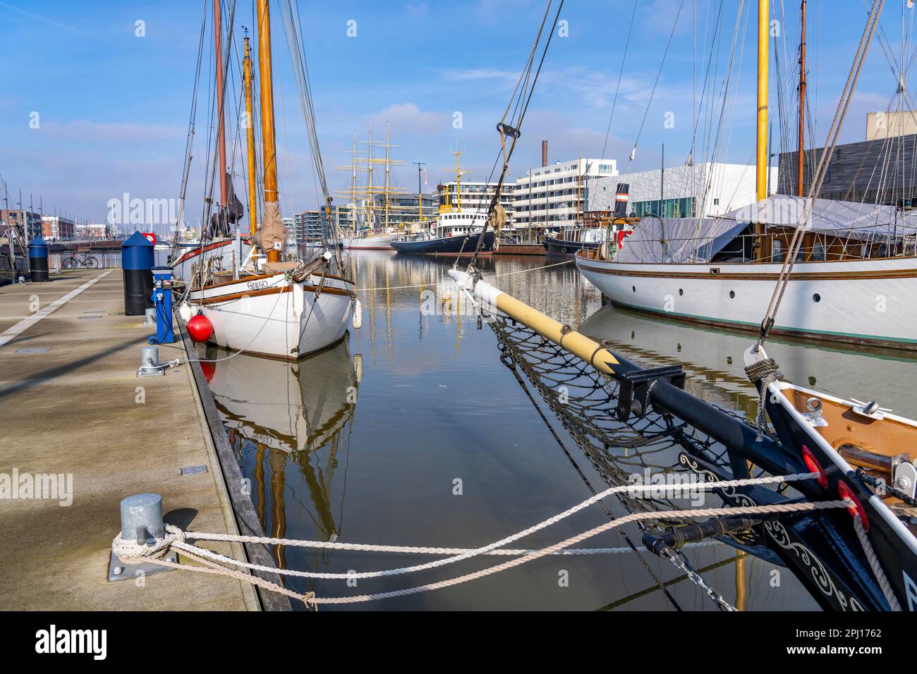 Neuer Hafen, Hafenbecken, Hafenviertel, Wohngebäude, Bürogebäude, yachthafen und Museumsschiffe ...