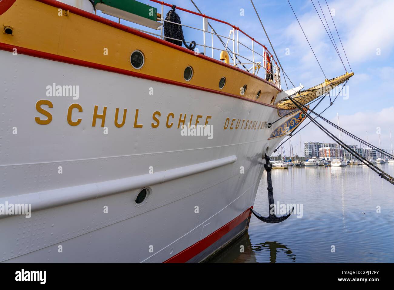 Neuer Hafen, Hafenbecken, Hafenviertel, Wohngebäude, Bürogebäude, jachthafen und Museumsschiffe ...
