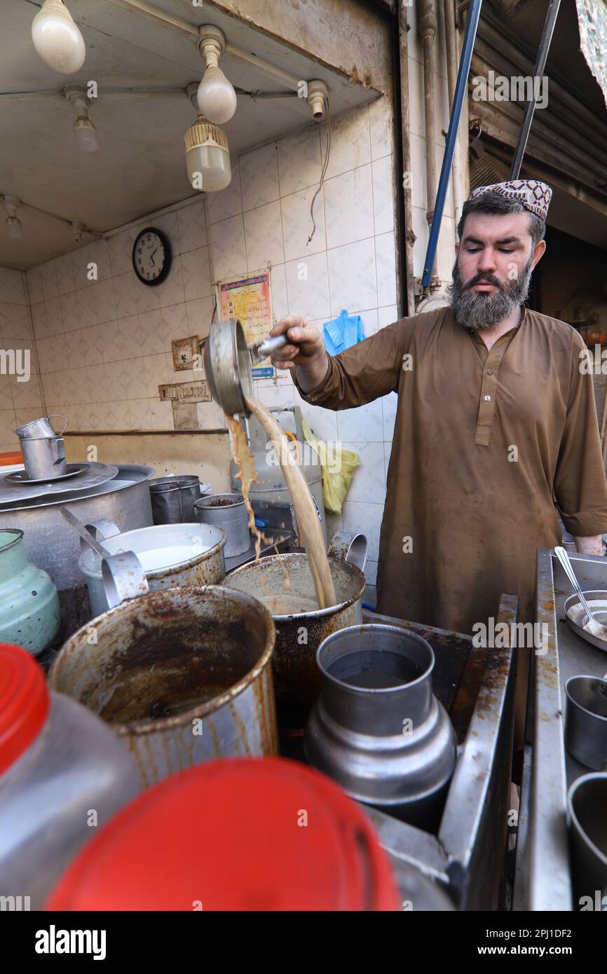 Karatschi Pakistan märz 2021, Mann macht Tee in der berühmten und alten ...