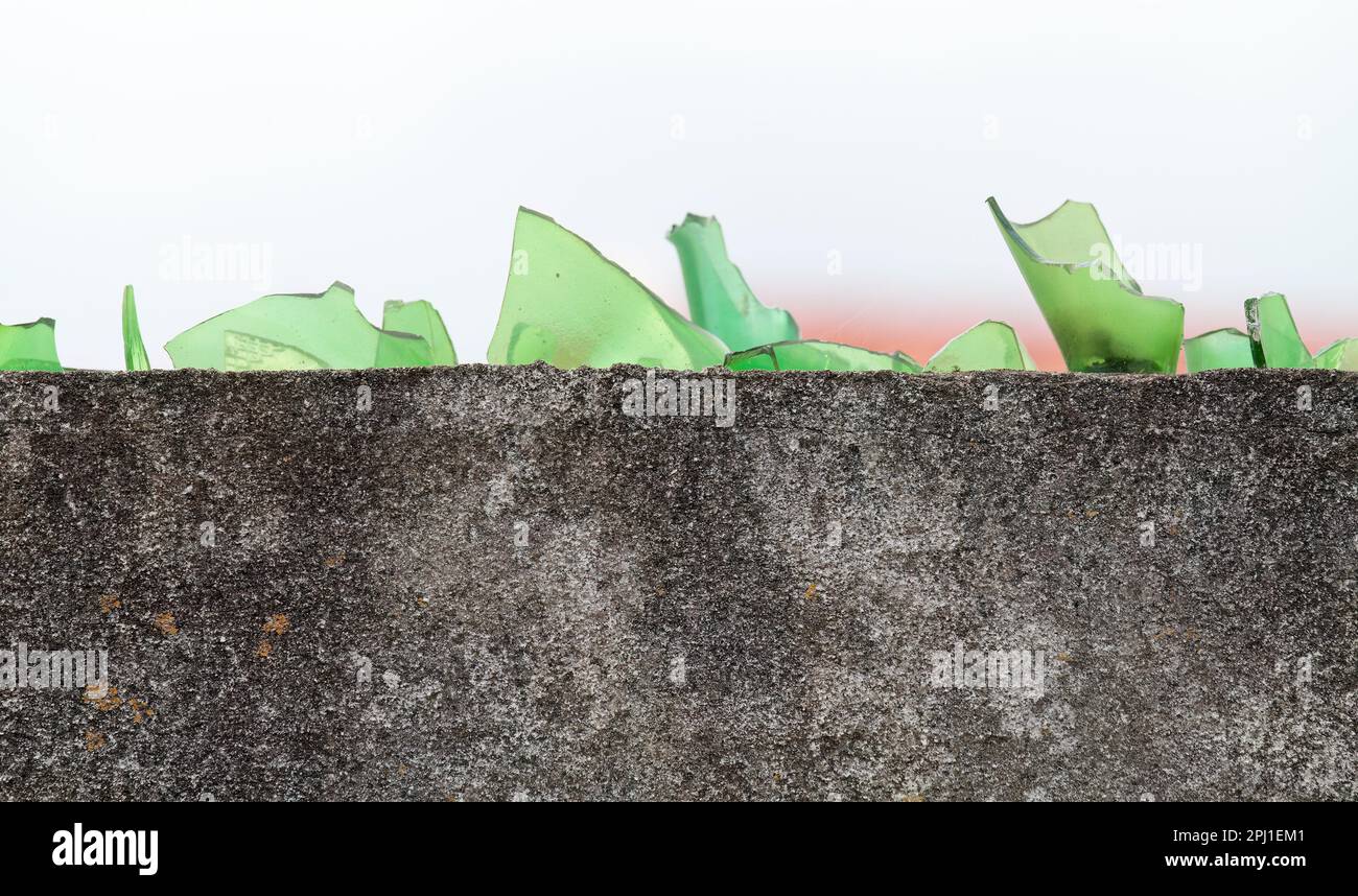 Broken glass on top wall -Fotos und -Bildmaterial in hoher Auflösung – Alamy