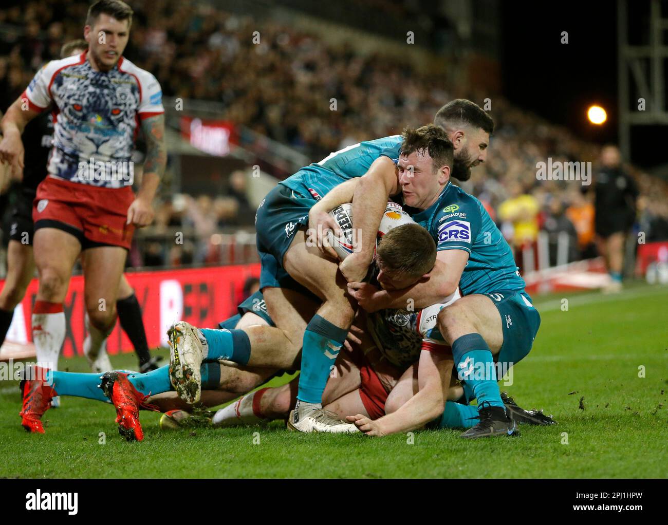 Leigh Leopards' Ed Chamberlain (Zentrum) wird während des Spiels der ...