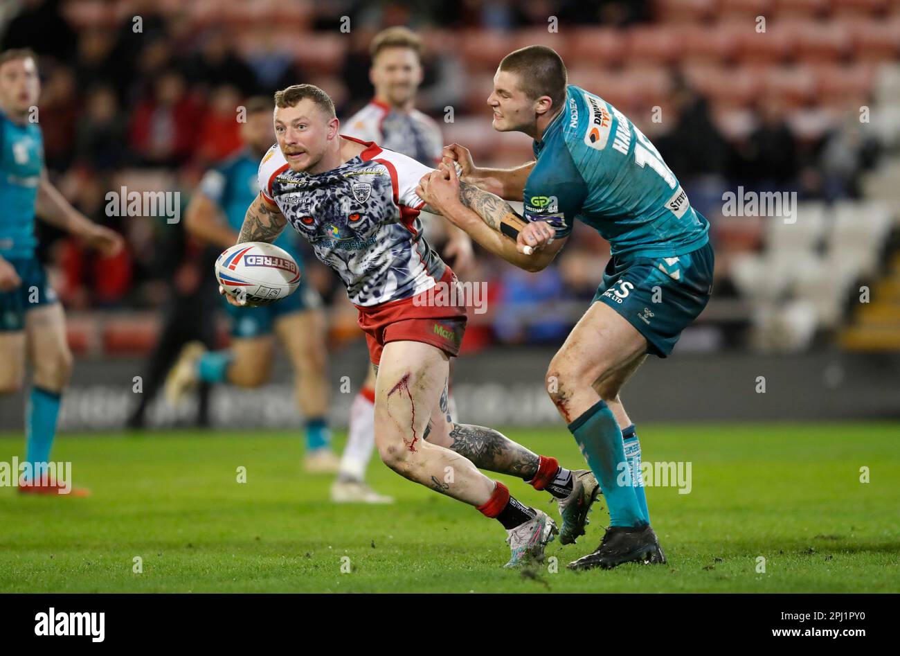 Josh Charnley (links) von Leigh Leopards wird während des Spiels der ...