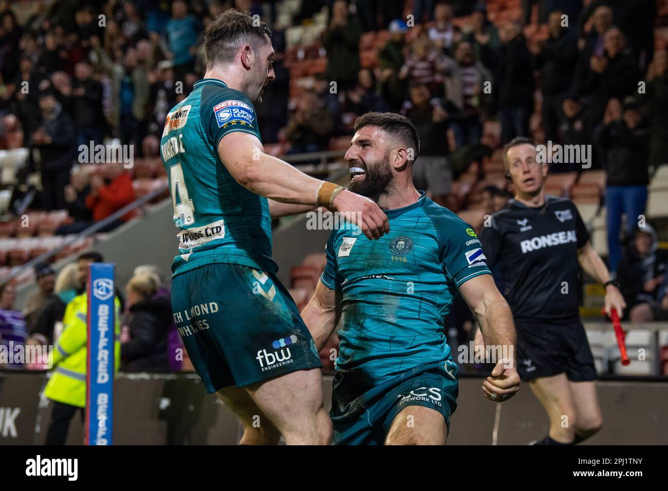 Abbas Miski #23 von Wigan Warriors feiert seinen Versuch während des ...