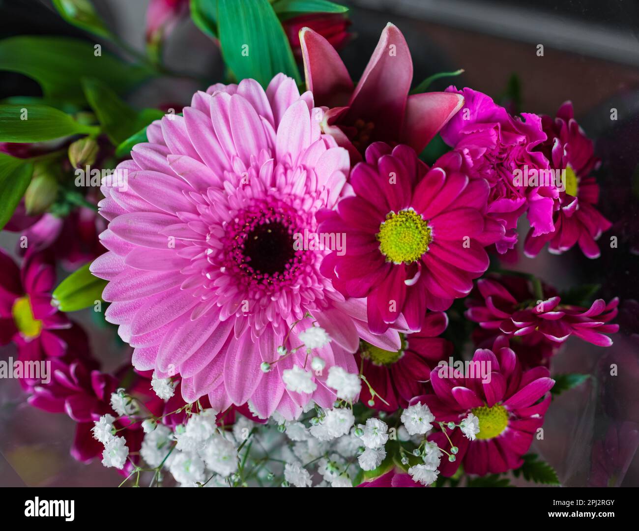 Blumen sind in der Nähe eines Blumenladens in einer Straße der Stadt ...