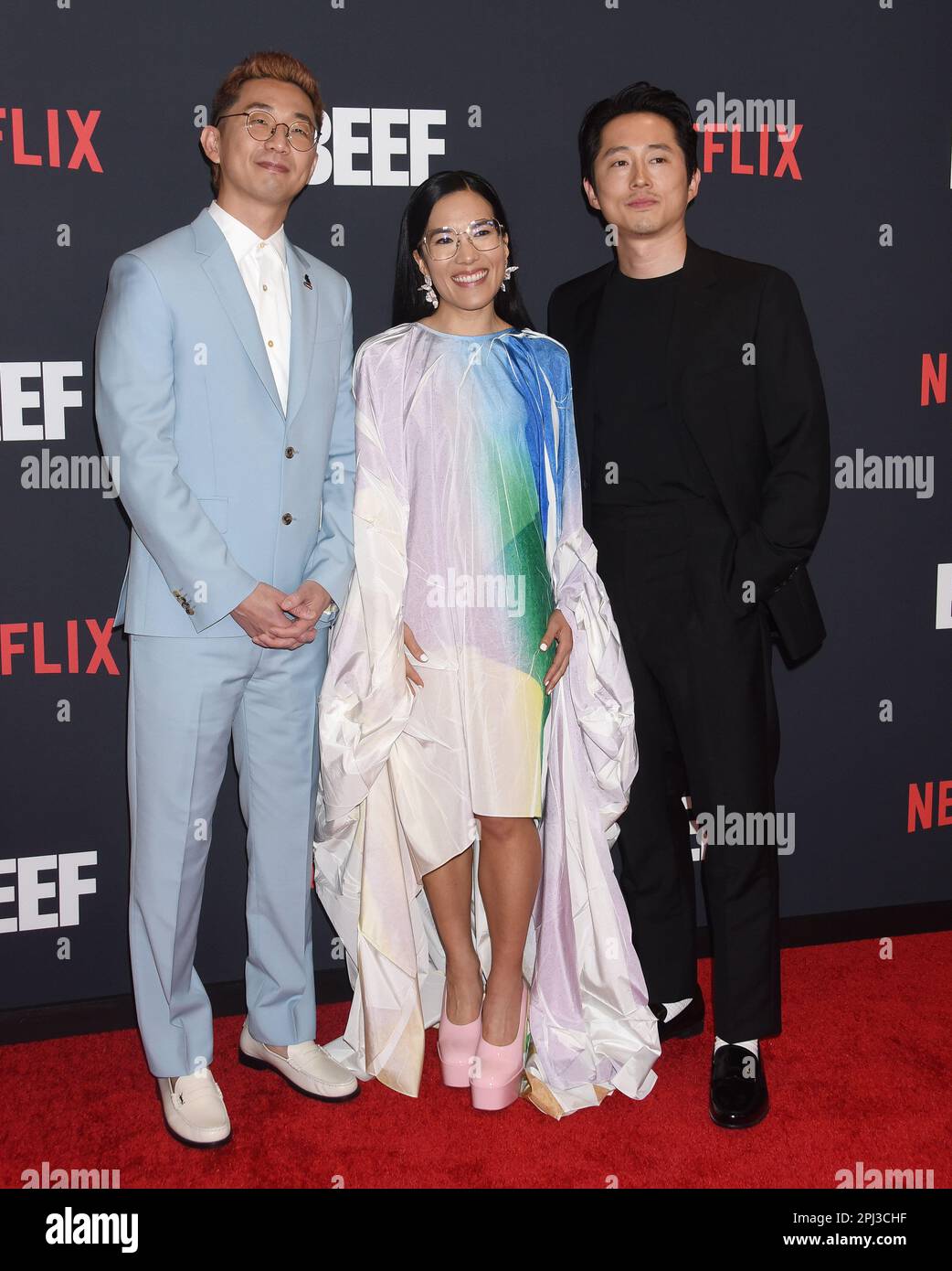 Lee Sung Jin, Ali Wong und Steven Yeun kommen am 30. März 2023 zu Netflix's "BEEF" Los Angeles ...