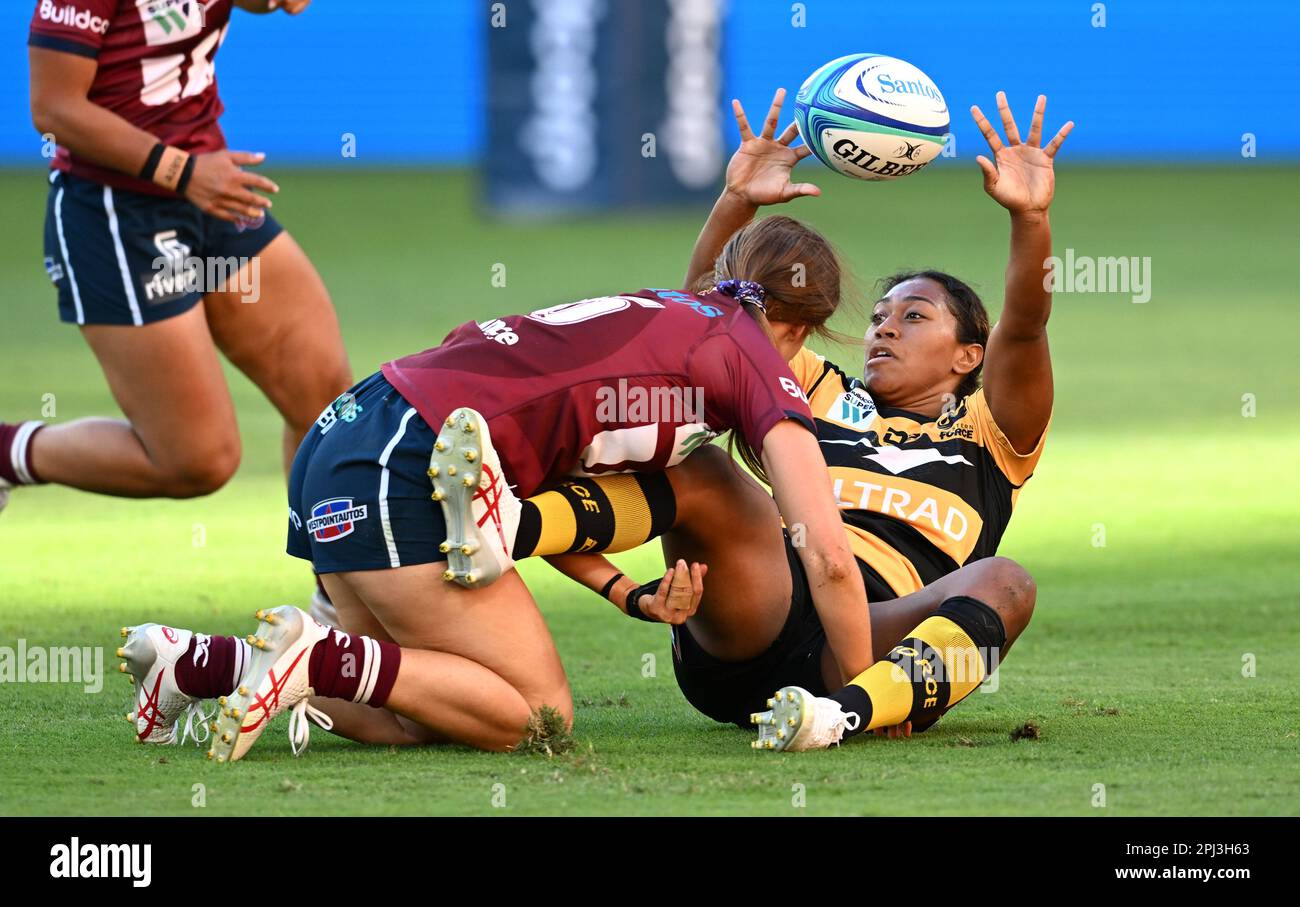 Rachel Laqeretabua (rechts) von der Truppe besteht trotz der Tackle von ...