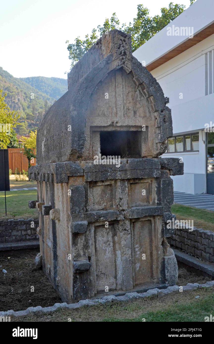 Türkei, Lycia, Fethiye: Dieser gürtelförmige lykische Sarkophag aus dem ...